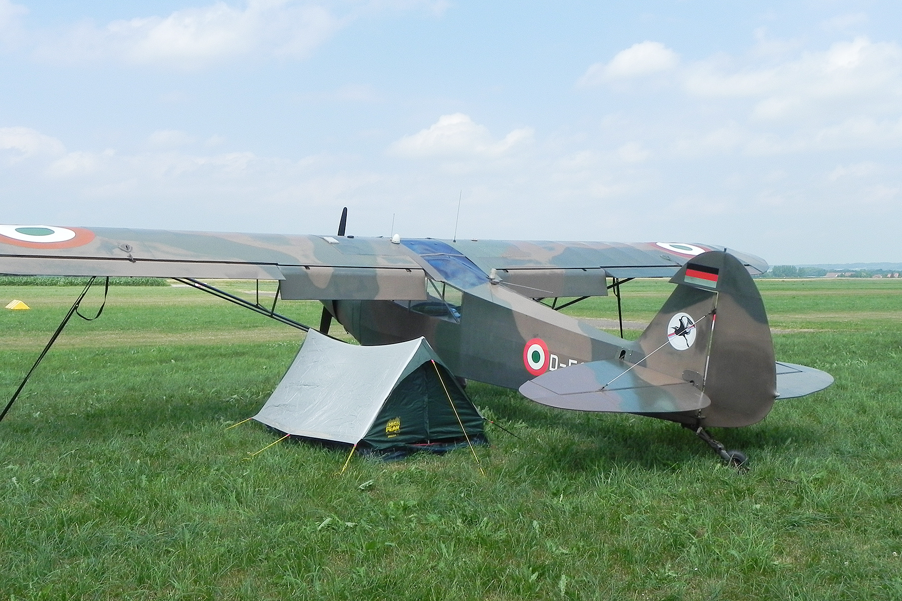 Piper L4: Grosses Memorial in der Normandie | Cockpit