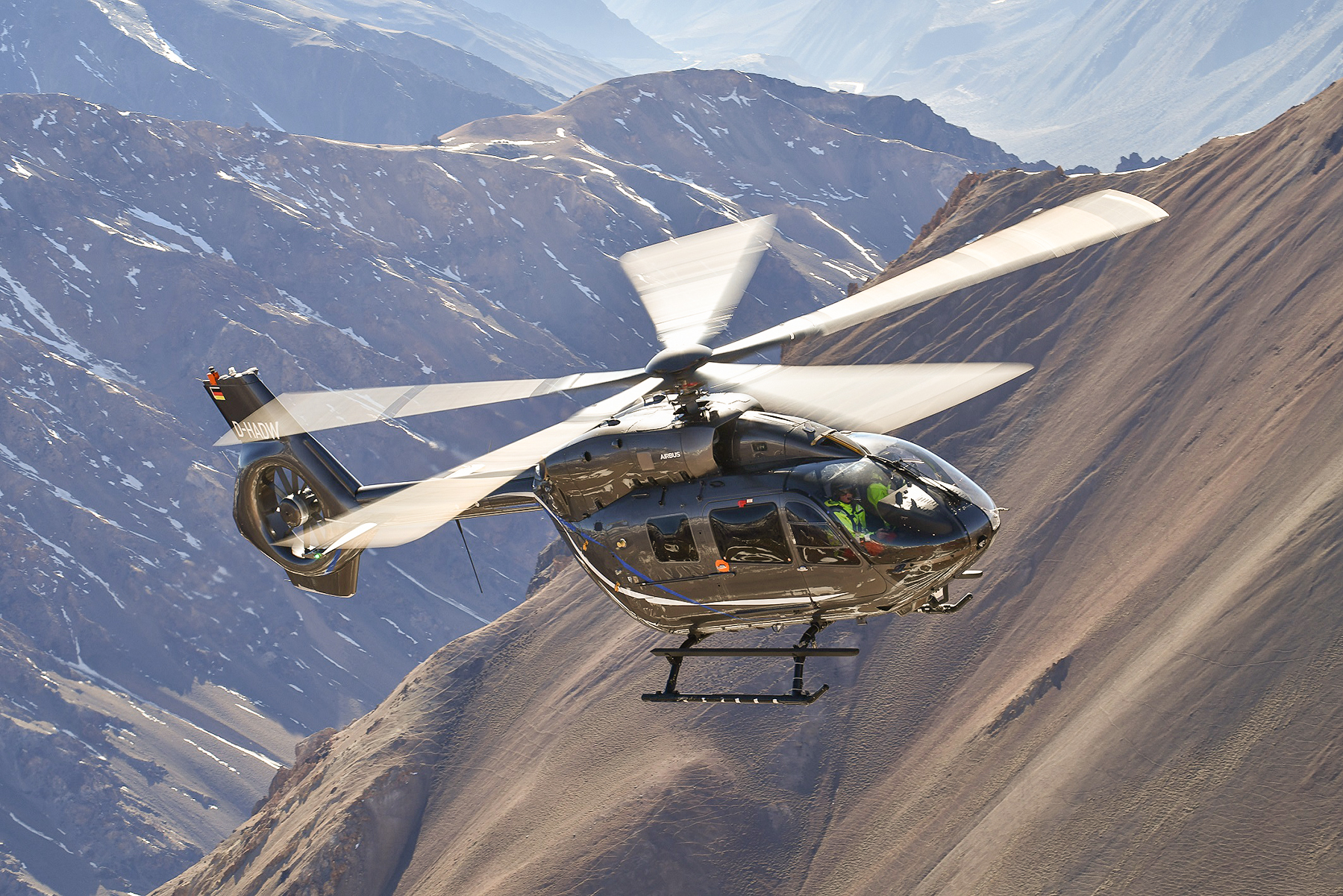 H145 mit Fünfblattrotor erhält Musterzulassung durch die EASA | Cockpit